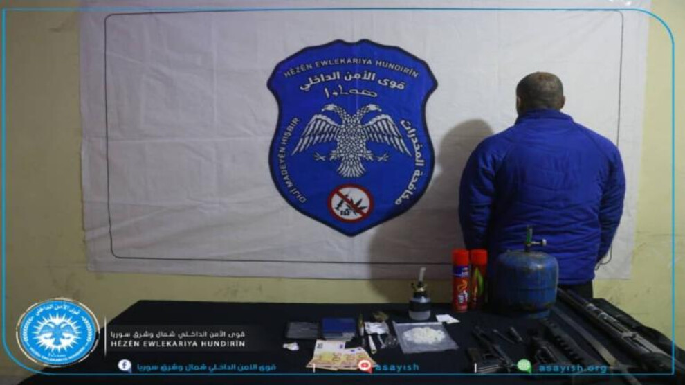 ألقت قوات مكافحة المخدرات القبض مروج ومتعاطي للمواد المخدرة في مدينة الرقة وضبطت بحوزته أسلحة ...